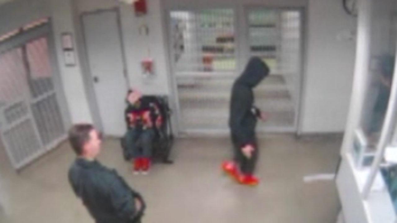 Justin Bieber jail video shows unsteady walk | abc13.com